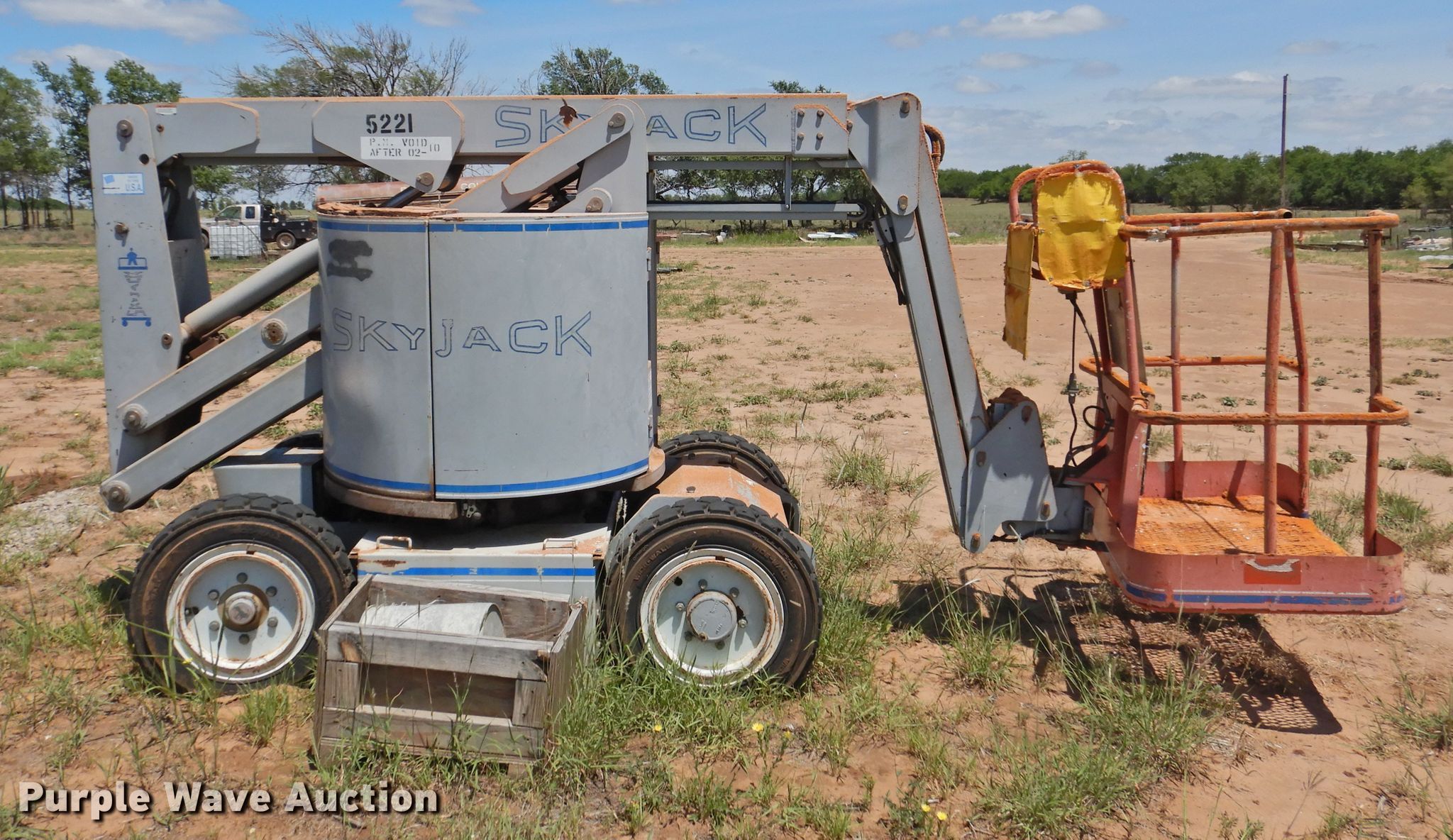 Sky Jack SJKB-33N boom lift in Hedley, TX | Item GN9936 sold | Purple Wave