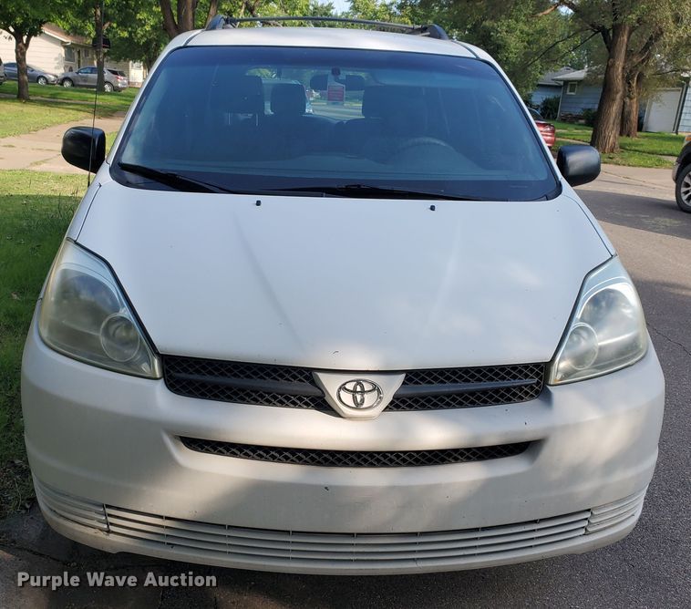 2004 Toyota Sienna van in Salina, KS | Item DF5595 sold | Purple Wave