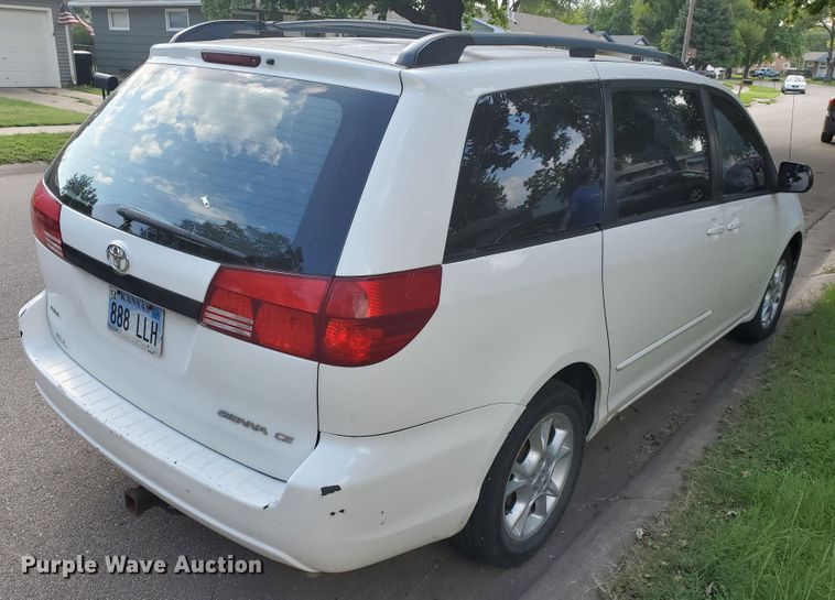 2004 Toyota Sienna van in Salina, KS | Item DF5595 sold | Purple Wave