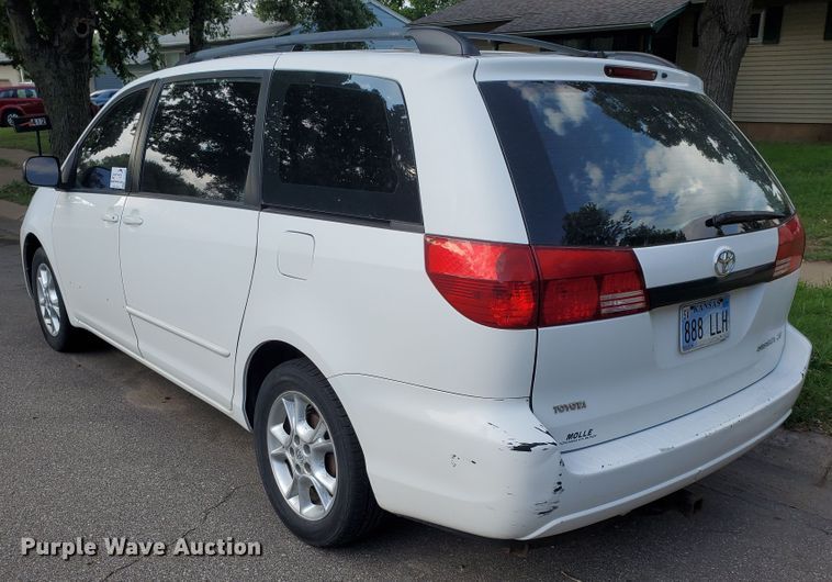 2004 Toyota Sienna van in Salina, KS | Item DF5595 sold | Purple Wave