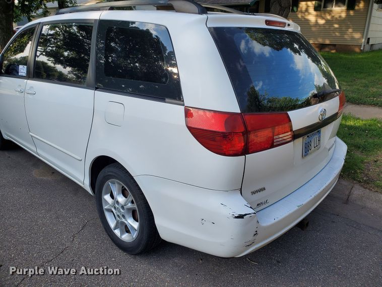 2004 Toyota Sienna van in Salina, KS | Item DF5595 sold | Purple Wave