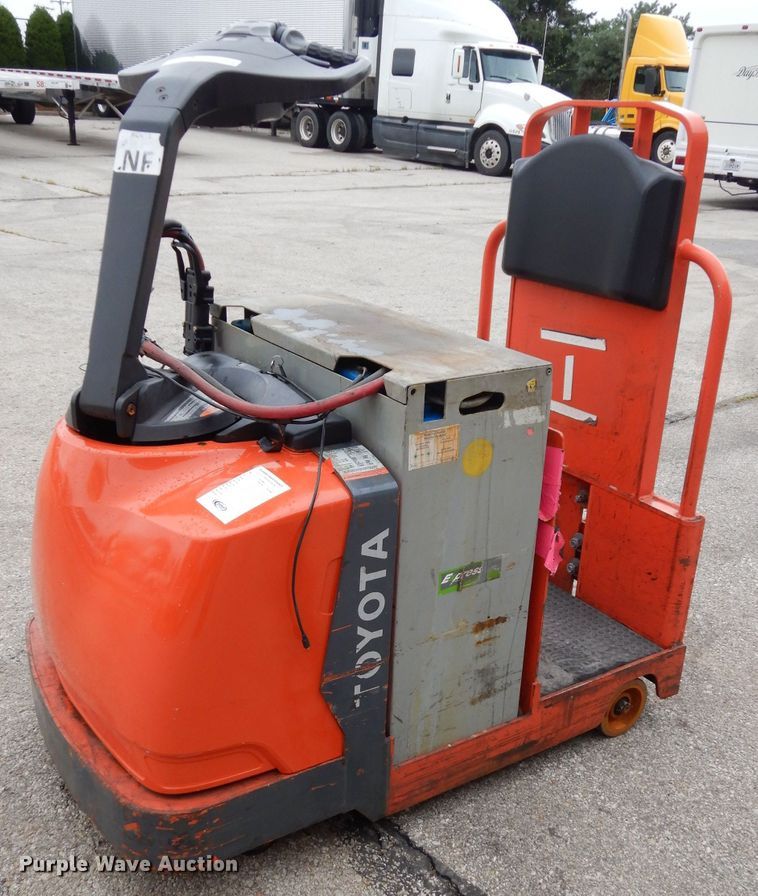 Toyota 8TB50 tow tractor in Lenexa, KS | Item HV9457 sold | Purple Wave
