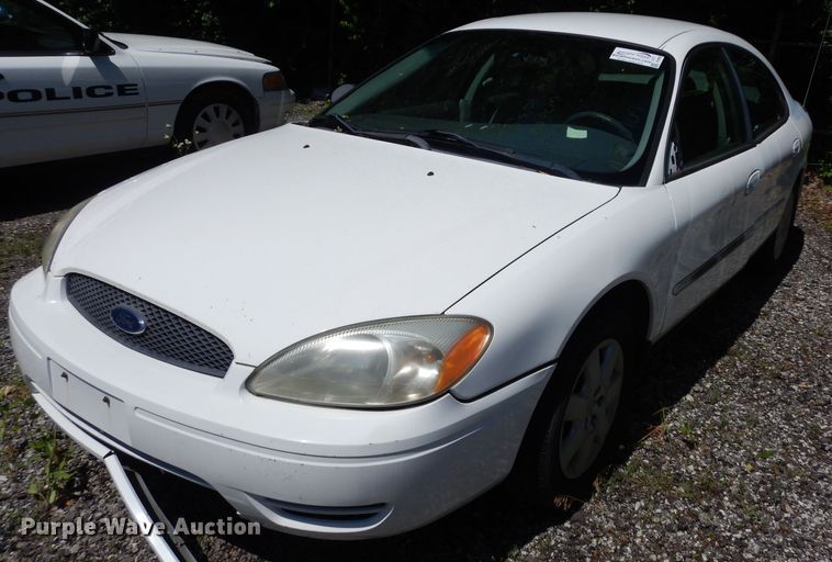 2001 Ford Taurus LX in Kansas City, KS | Item DF4058 sold | Purple Wave
