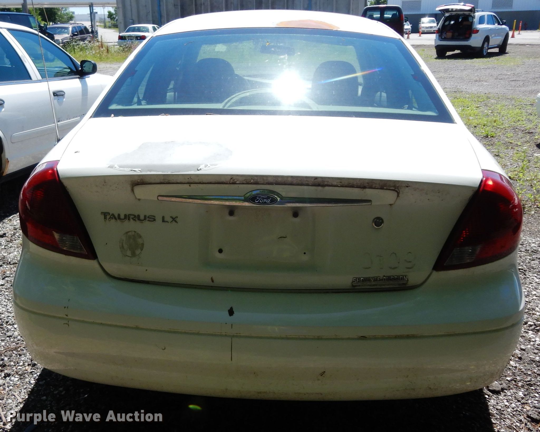 2001 Ford Taurus LX in Kansas City, KS | Item DF4058 sold | Purple Wave