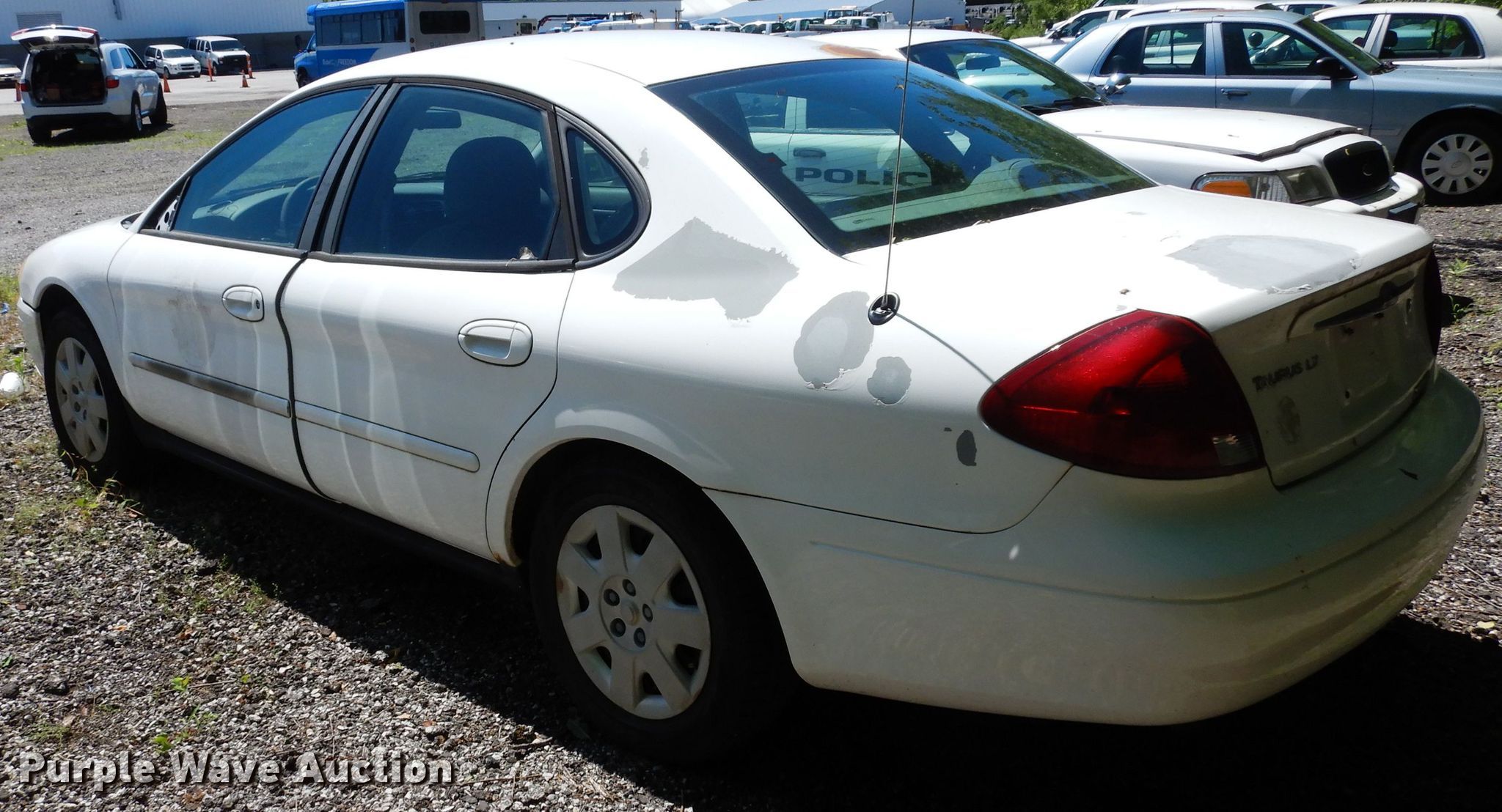 2001 Ford Taurus LX in Kansas City, KS | Item DF4058 sold | Purple Wave