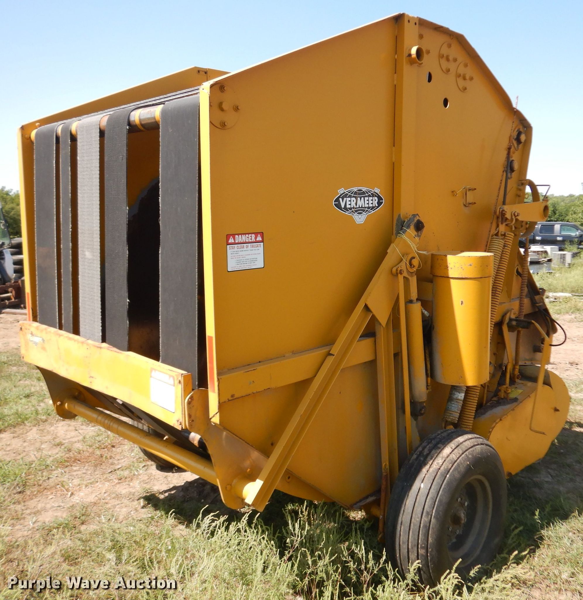 Vermeer 605G round baler in Perry , KS | Item HV9781 sold | Purple Wave