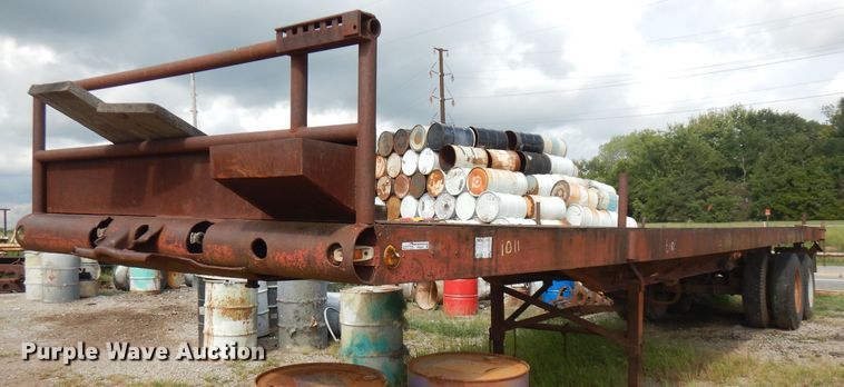 1978 Hobb flatbed trailer in Caney, KS | Item FN9497 sold | Purple Wave