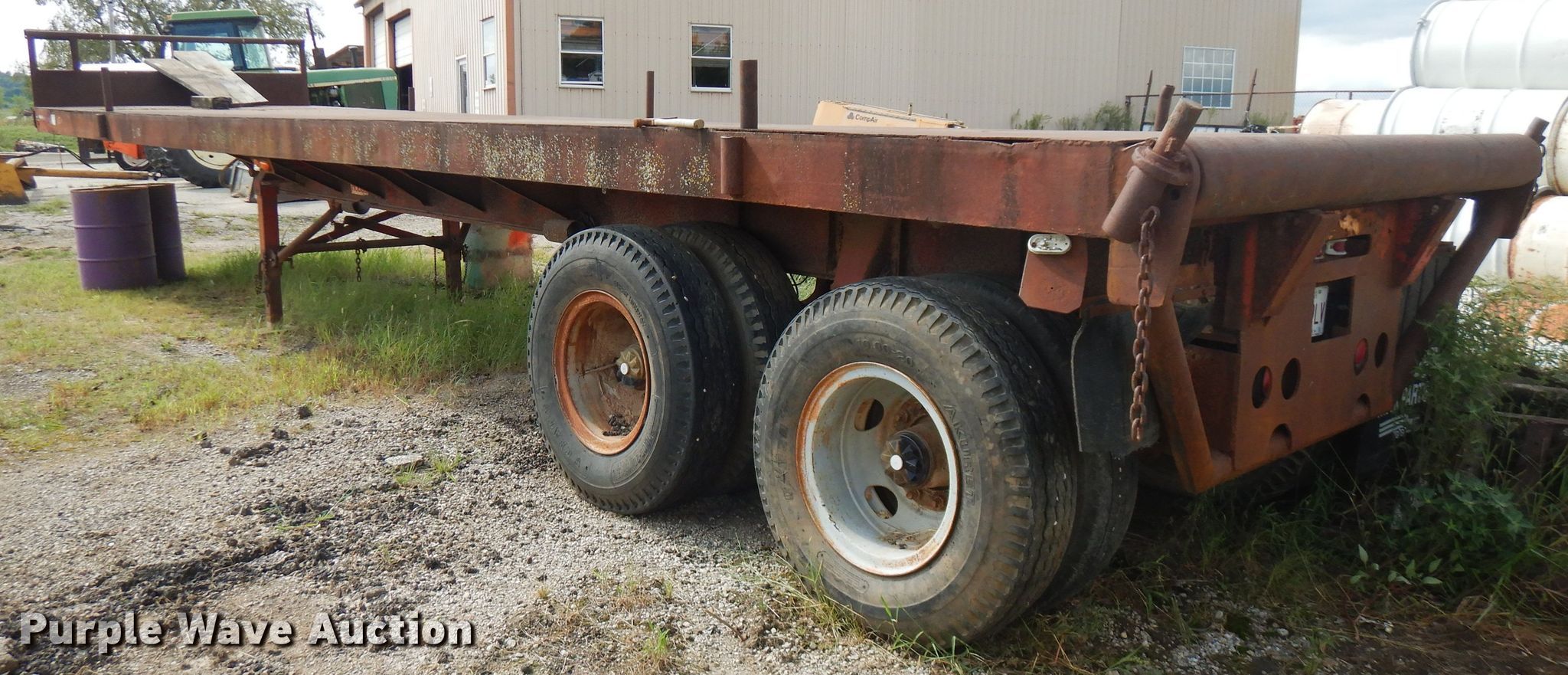 1978 Hobb flatbed trailer in Caney, KS | Item FN9497 sold | Purple Wave