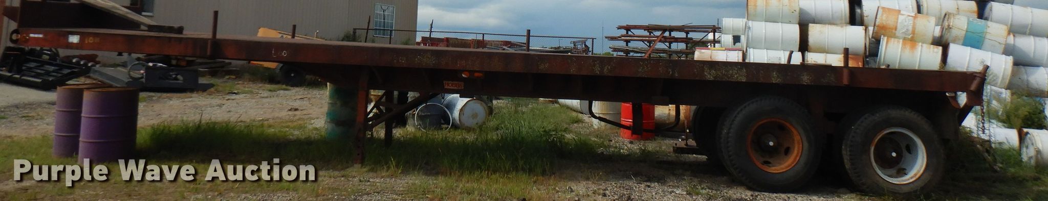 1978 Hobb flatbed trailer in Caney, KS | Item FN9497 sold | Purple Wave
