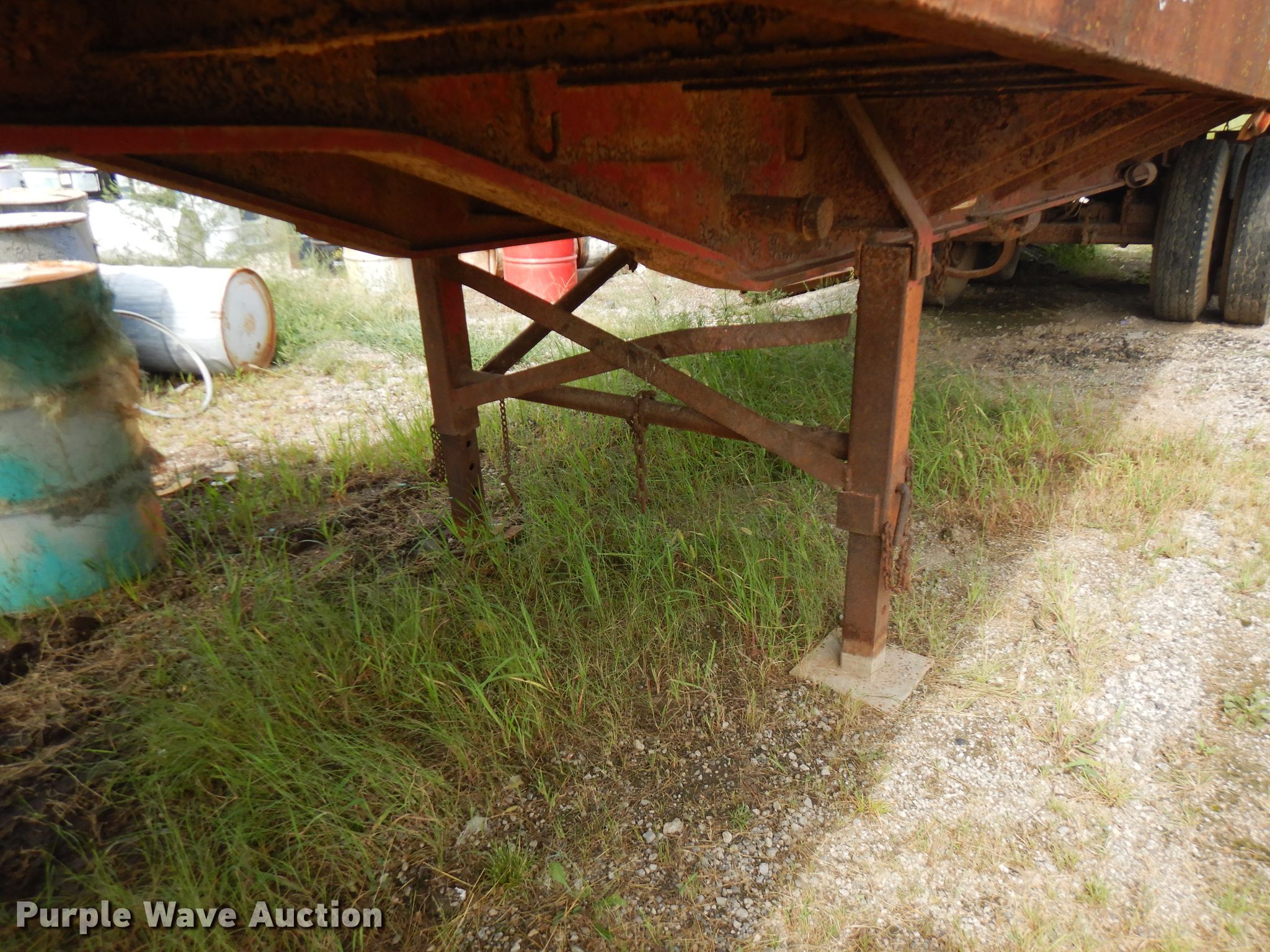 1978 Hobb flatbed trailer in Caney, KS | Item FN9497 sold | Purple Wave