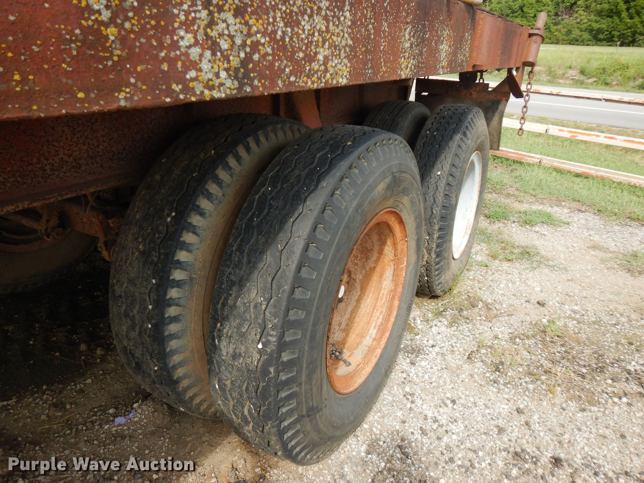 1978 Hobb flatbed trailer in Caney, KS | Item FN9497 sold | Purple Wave