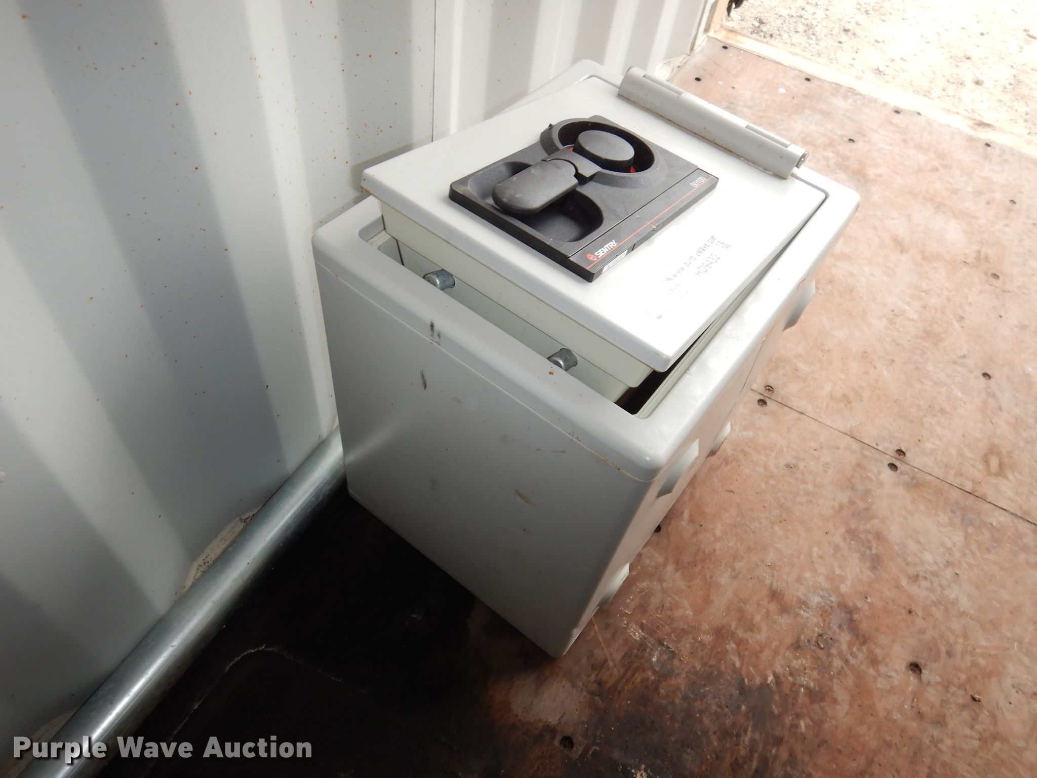 Sentry S0100 safe in Westmoreland, KS | Item HD9432 sold | Purple Wave