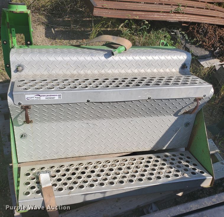 Kenworth W900 steps in Russell, KS | Item HO9587 sold | Purple Wave