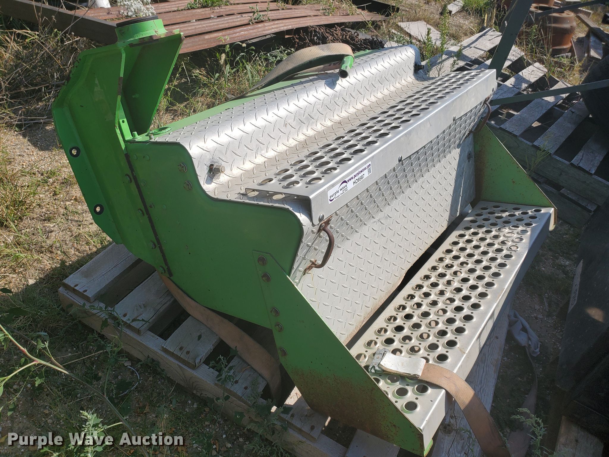 Kenworth W900 steps in Russell, KS | Item HO9587 sold | Purple Wave