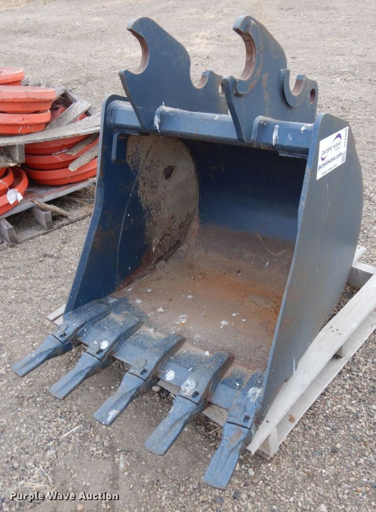 Kubota K7433A 28.5"W excavator bucket in Fort Pierre, SD | Item DC8860 ...
