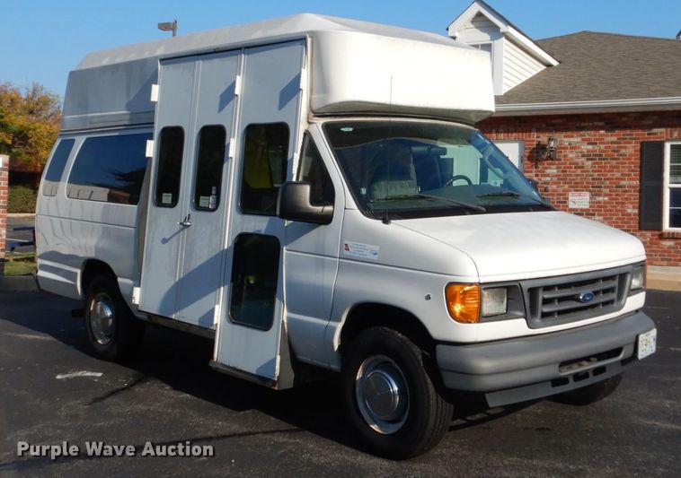 2005 Ford E350 Super Duty handicap accessible van in St. Peters, MO ...
