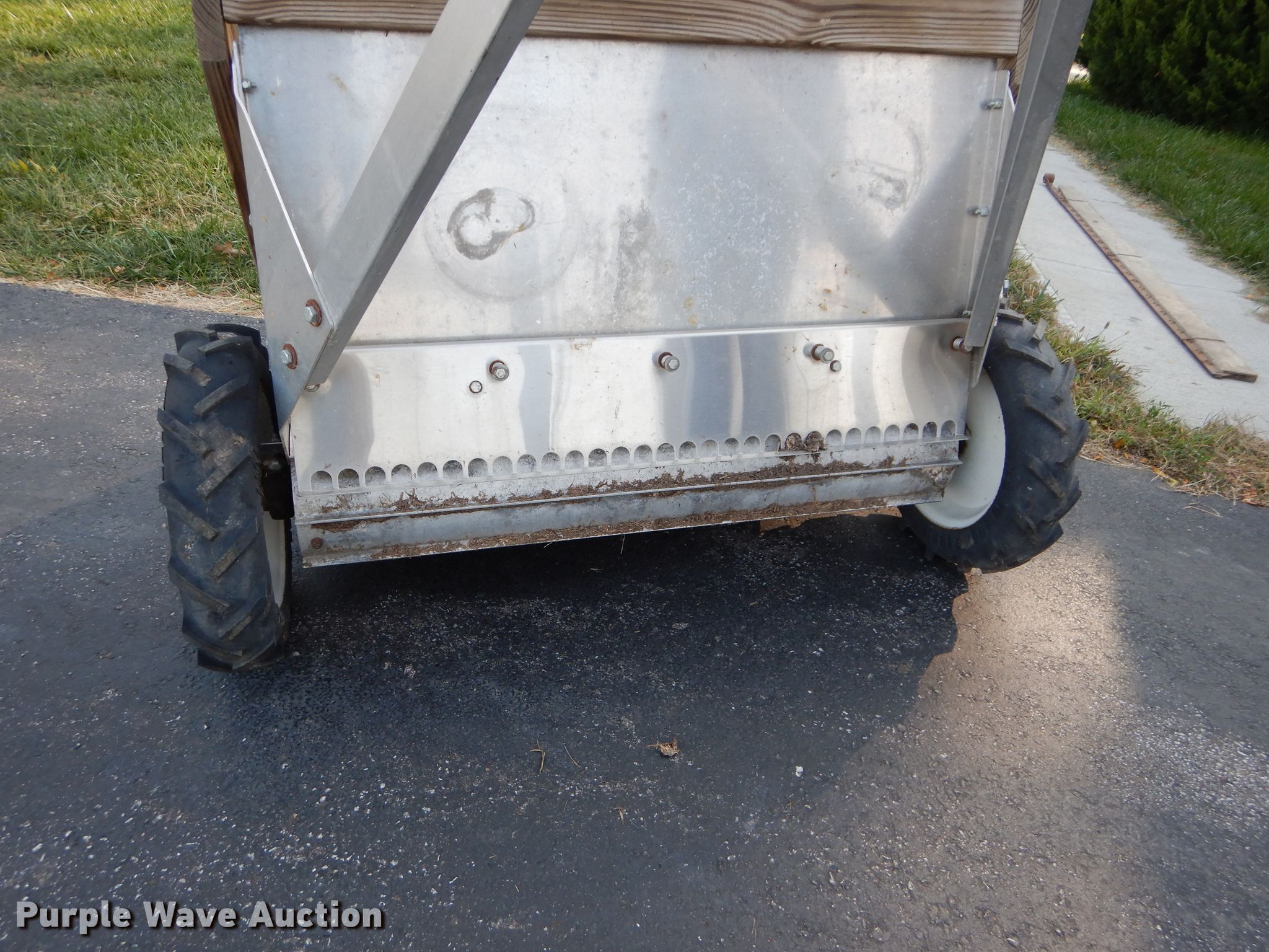 Newer Spreader manure spreader in Shawnee, KS | Item HF9032 sold ...