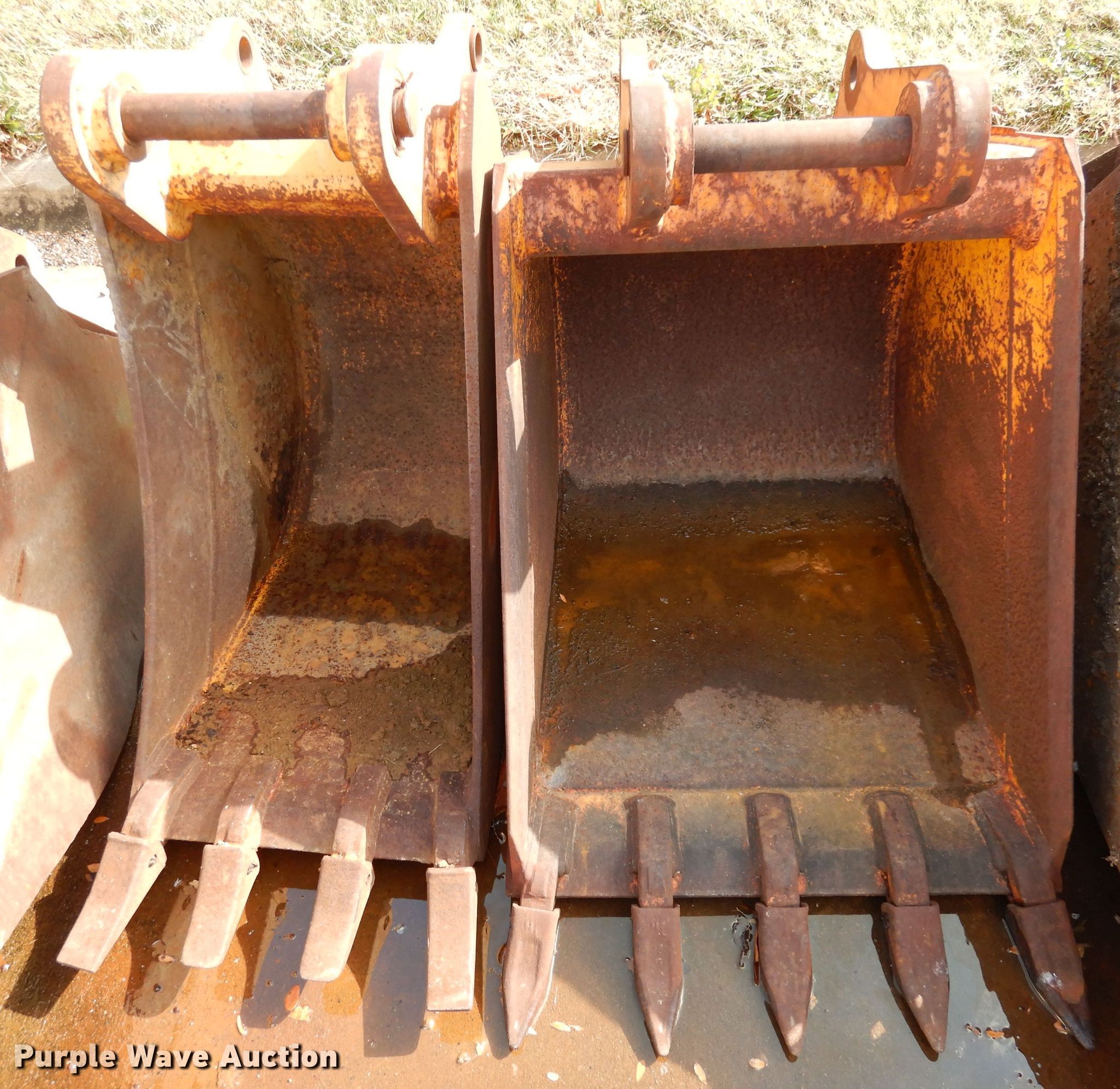 (2) John Deere backhoe buckets in Kansas City, KS | Item HA9924 sold ...