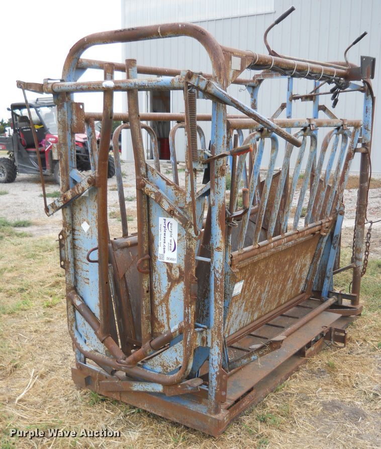 Priefert livestock squeeze chute and scales in Victoria, KS | Item ...