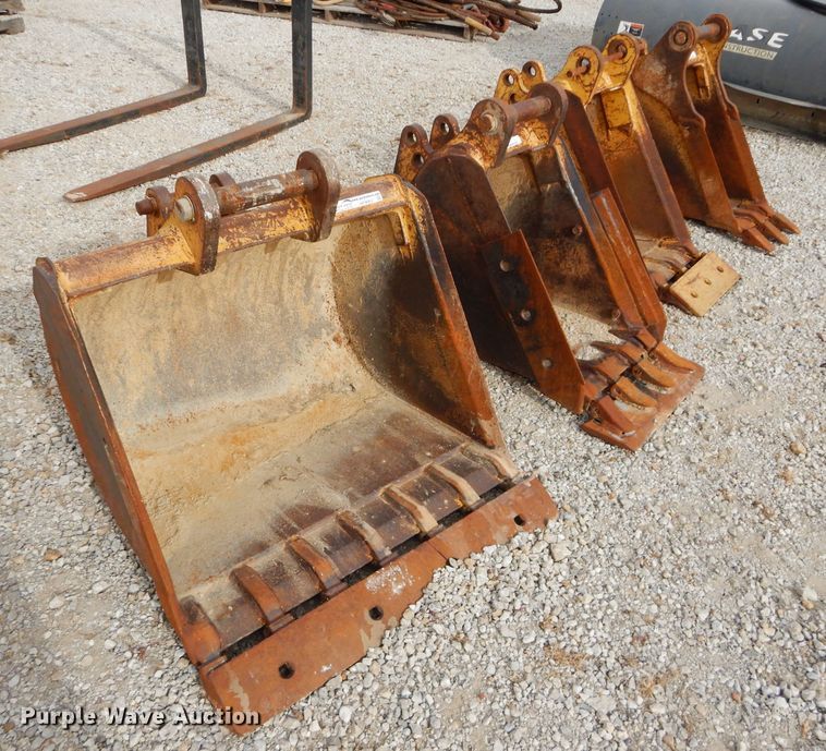 (4) Case backhoe buckets in De Soto, KS | Item HF9063 sold | Purple Wave