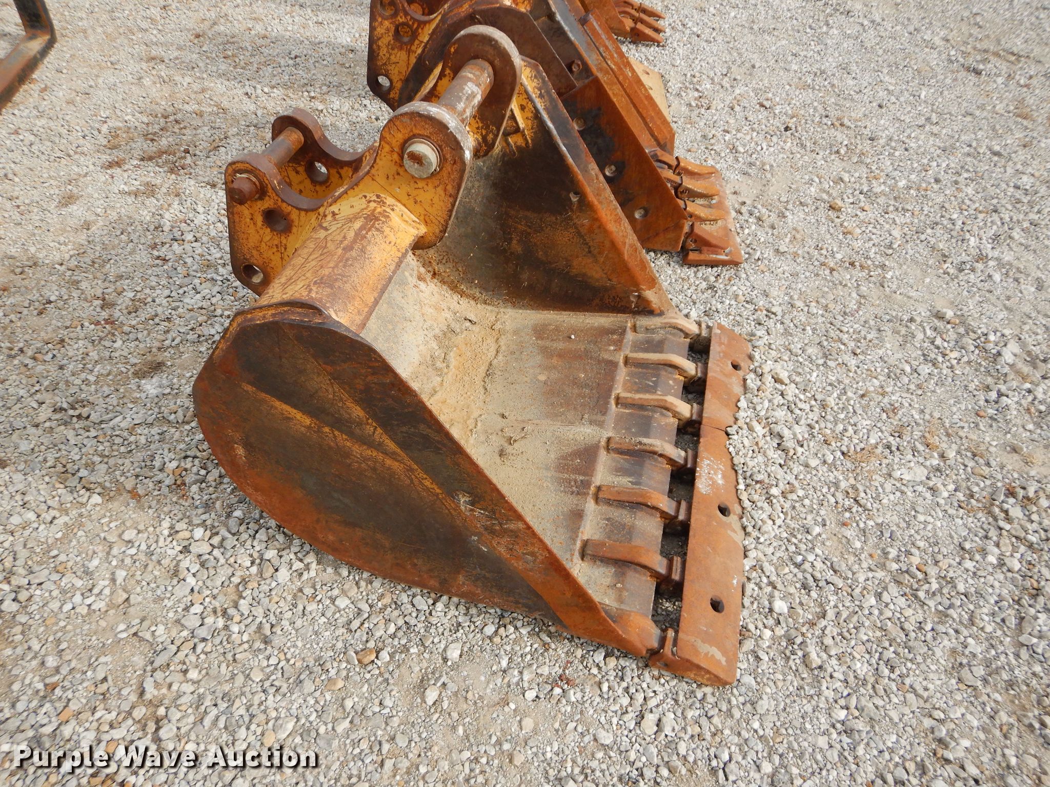 (4) Case backhoe buckets in De Soto, KS | Item HF9063 sold | Purple Wave