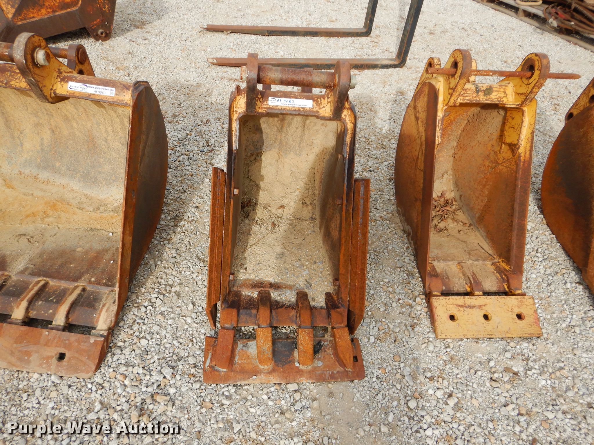 (4) Case backhoe buckets in De Soto, KS | Item HF9063 sold | Purple Wave