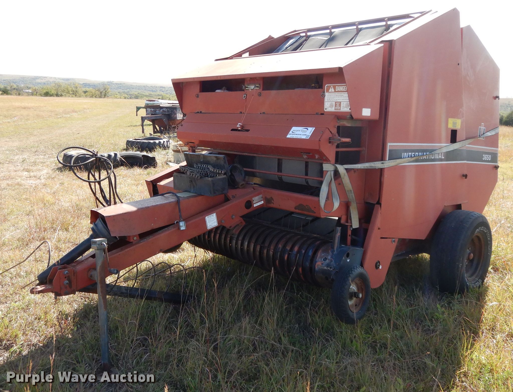 International 3650 round baler in Alma, KS | Item DH0178 sold | Purple Wave