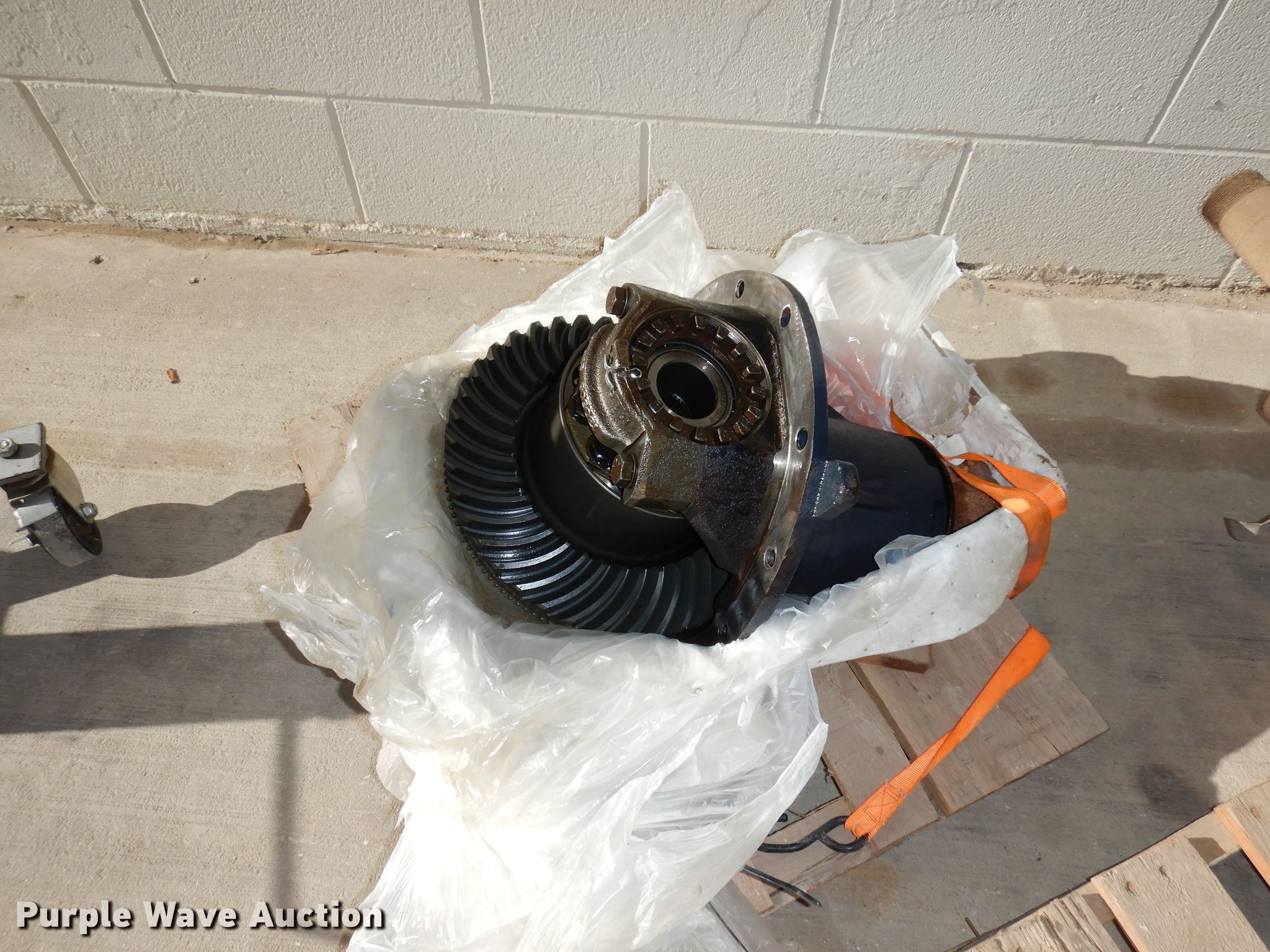 Ford F550 rear axle in Topeka, KS | Item HE9297 sold | Purple Wave