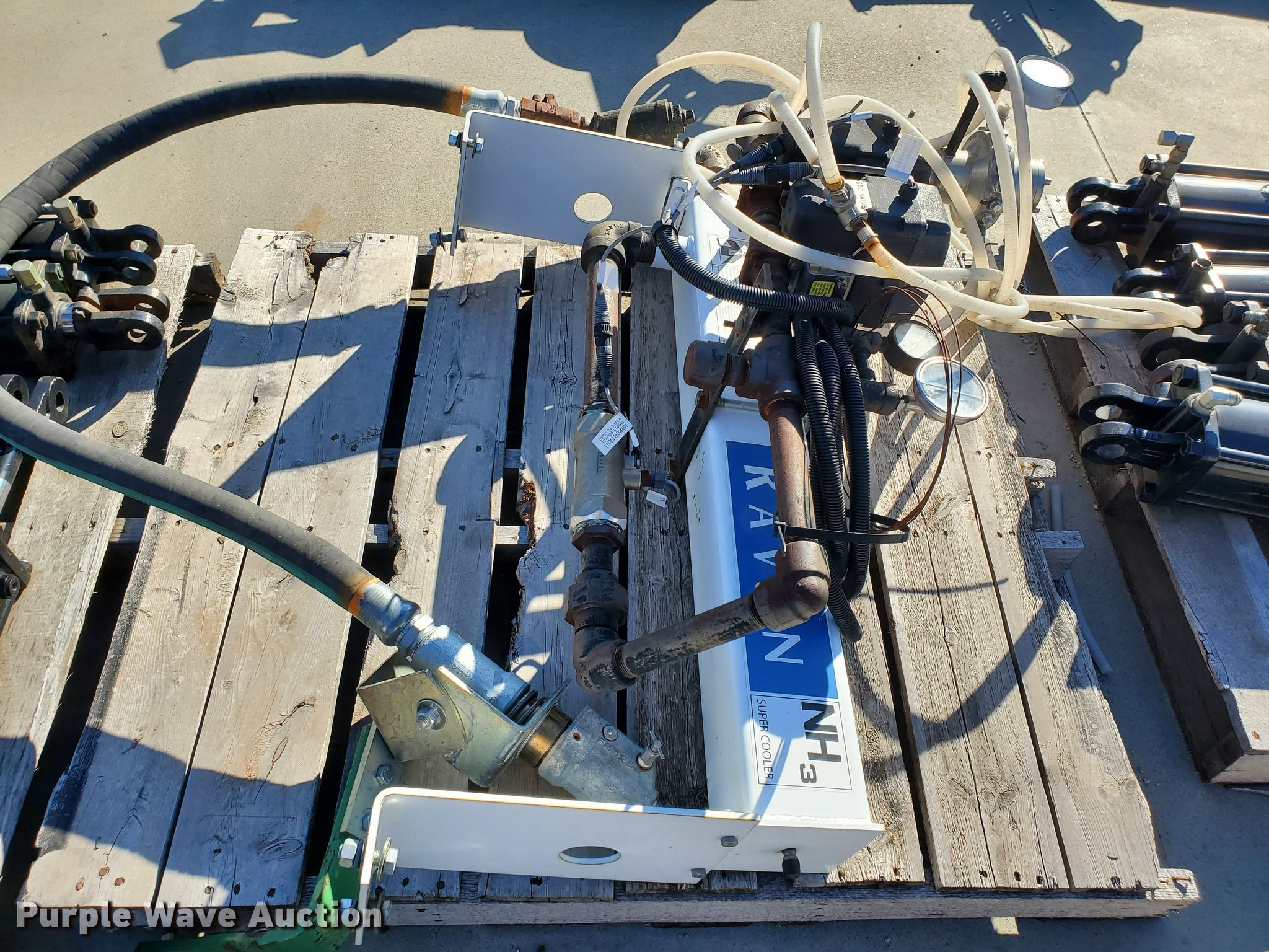 Raven anhydrous ammonia cold flow system in Assaria, KS | Item HS9108 ...