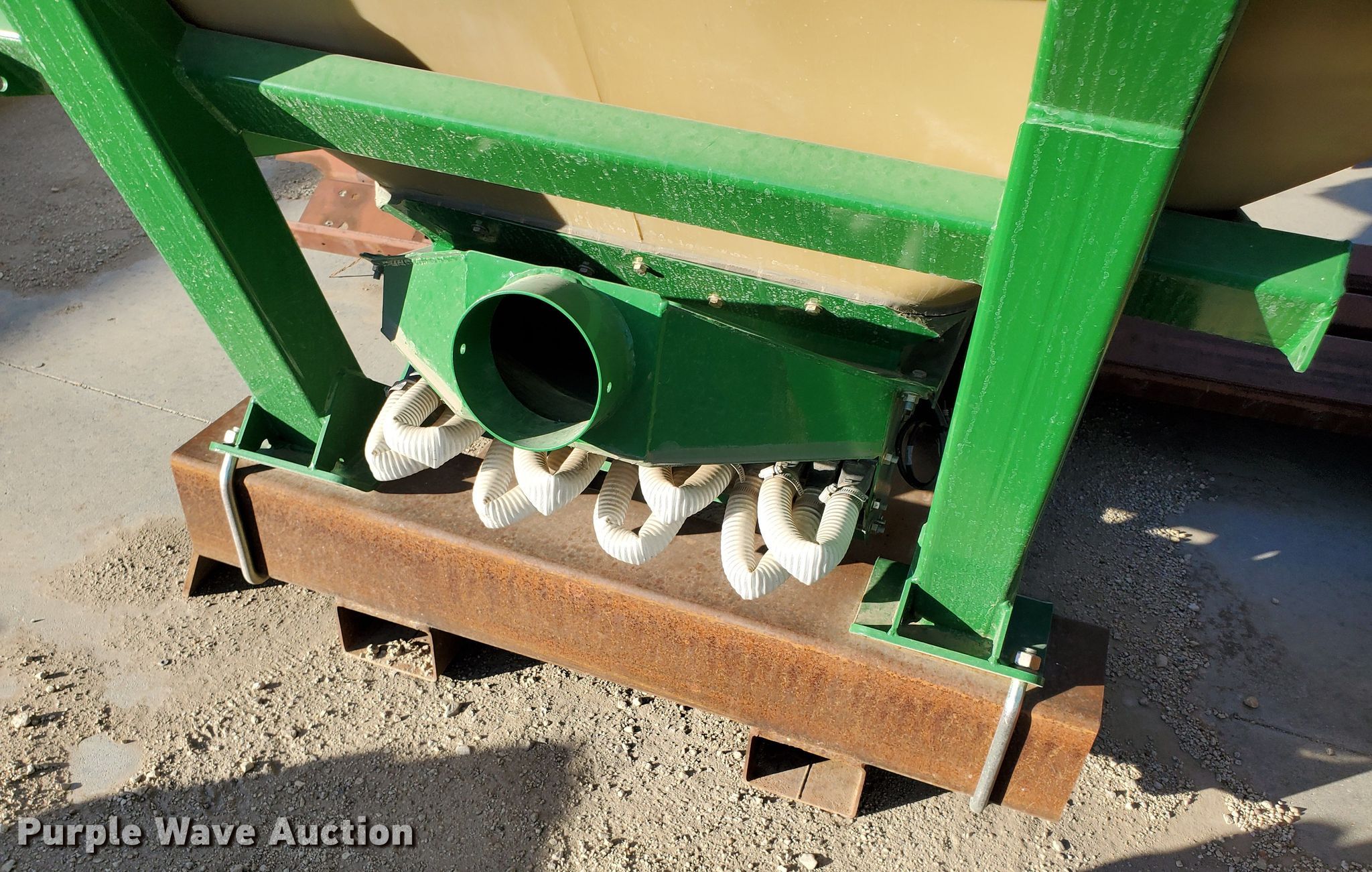 Great Plains seed hopper in Assaria, KS | Item HS9194 sold | Purple Wave