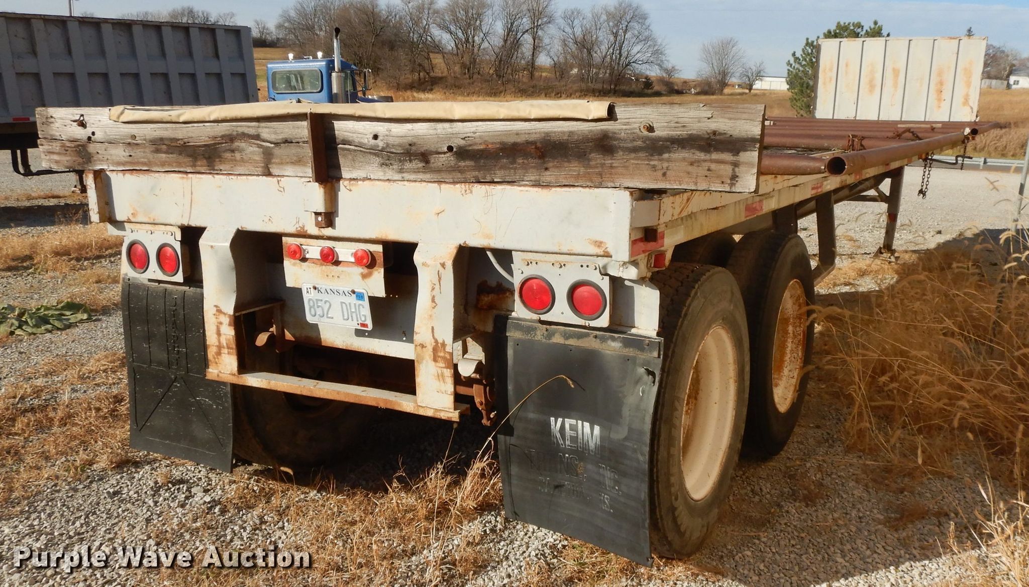 1982 Hobbs flatbed trailer in Atchison, KS | Item DE2517 sold | Purple Wave