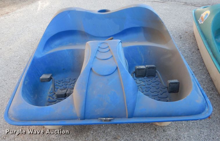 Sun Dolphin paddle boat in Ottumwa, IA | Item HU9898 sold | Purple Wave