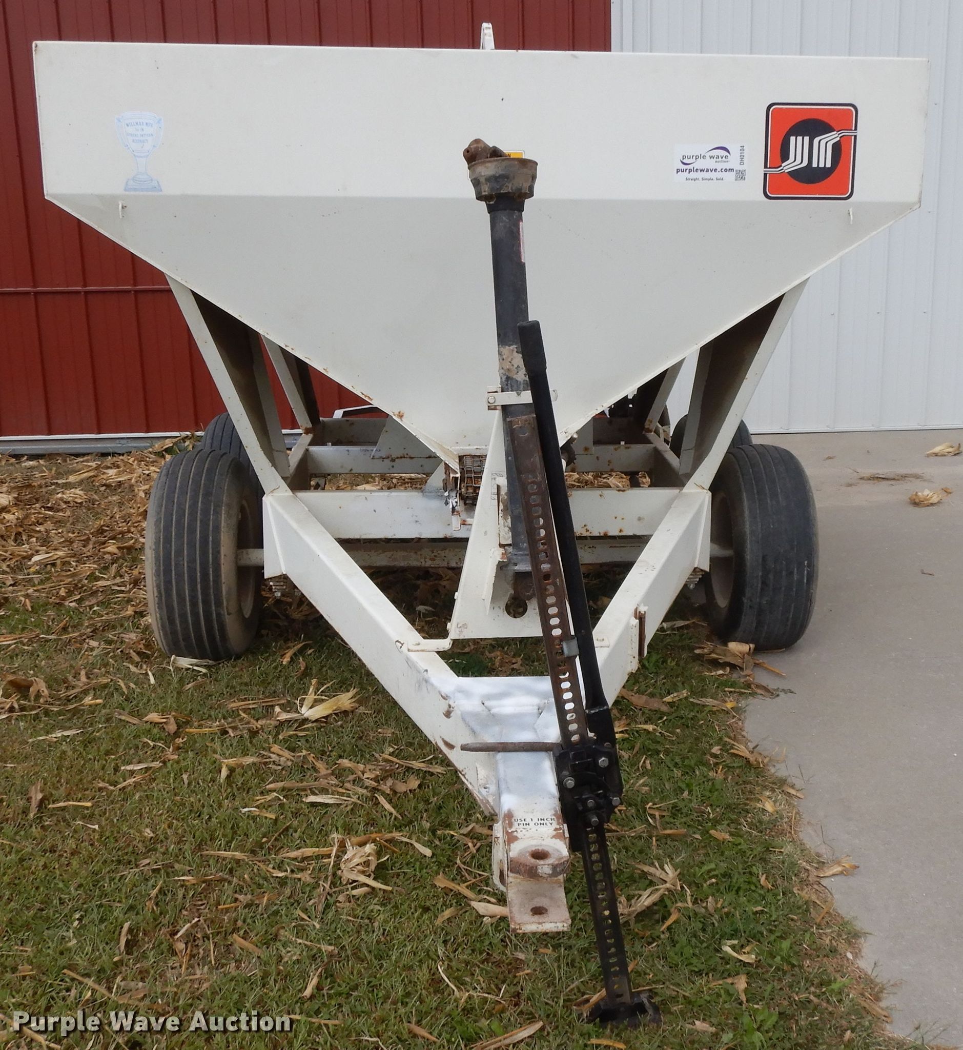 Willmar 500 spreader in Wamego, KS | Item DH0104 sold | Purple Wave