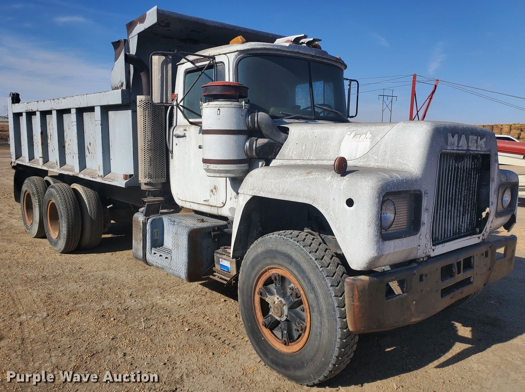 1977 Mack R686ST dump truck in Lakin, KS | Item DG8424 sold | Purple Wave