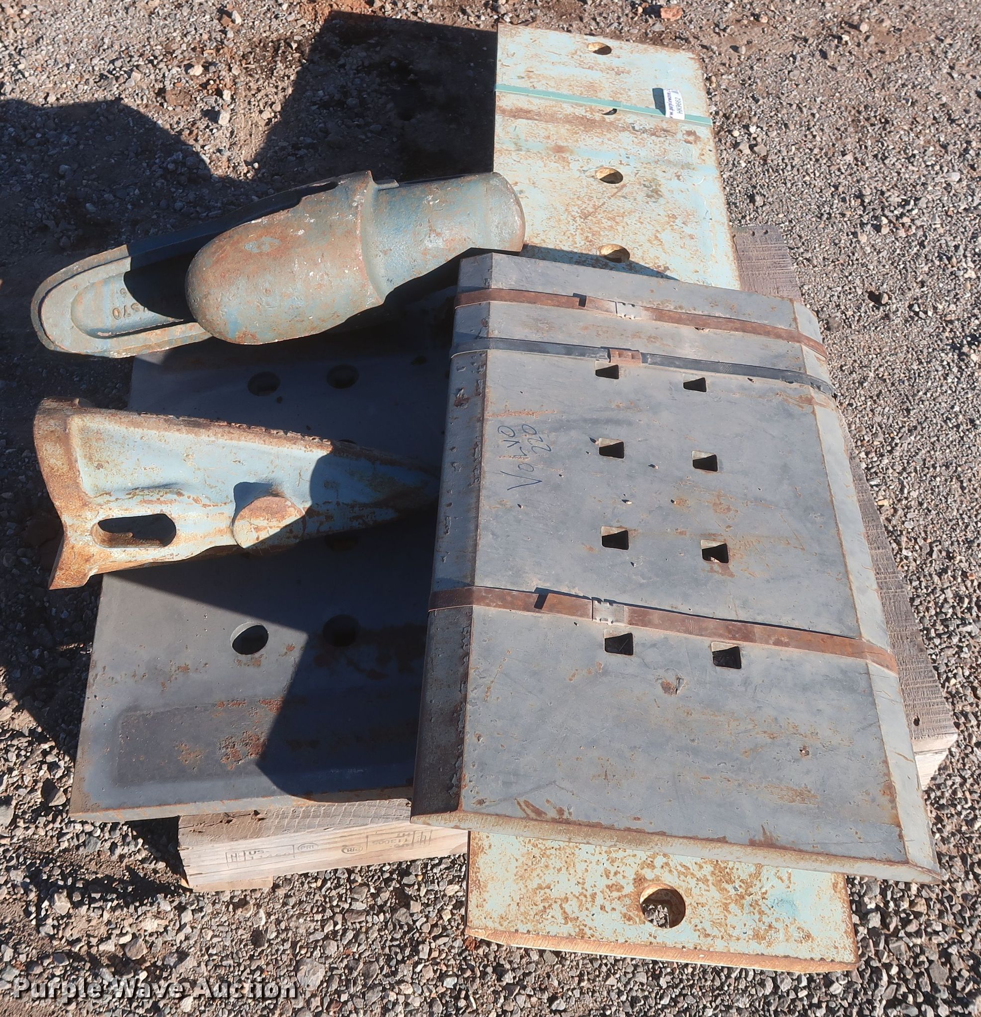 Volvo L220 wheel loader cutting edges in Edmond, OK | Item HK9662 sold ...