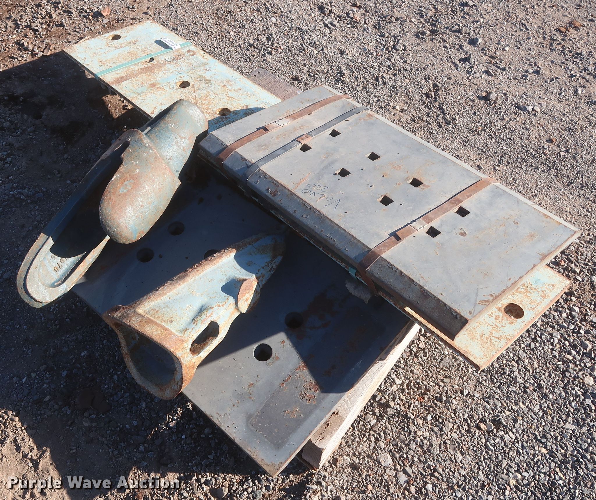 Volvo L220 wheel loader cutting edges in Edmond, OK | Item HK9662 sold ...