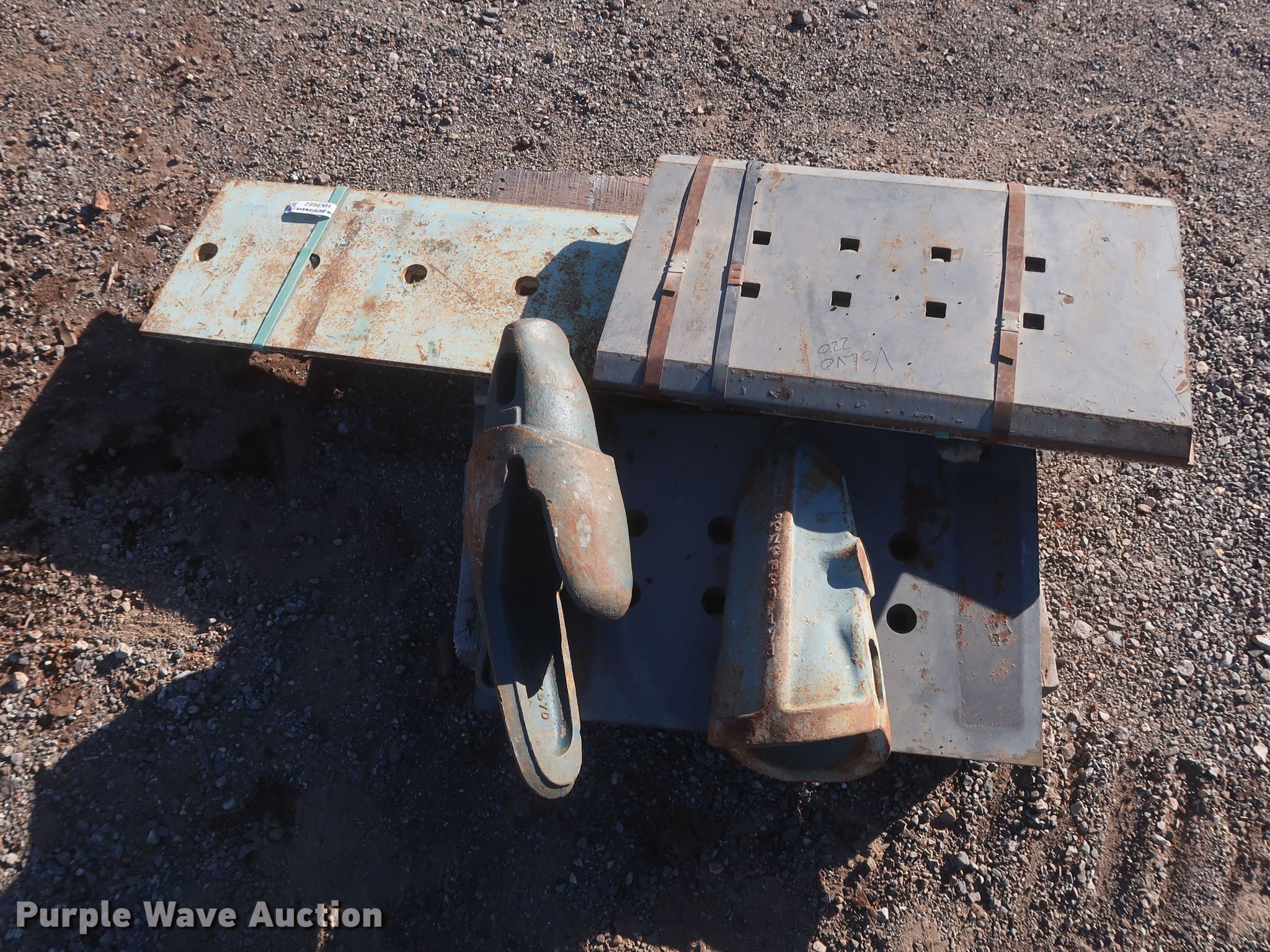 Volvo L220 wheel loader cutting edges in Edmond, OK | Item HK9662 sold ...