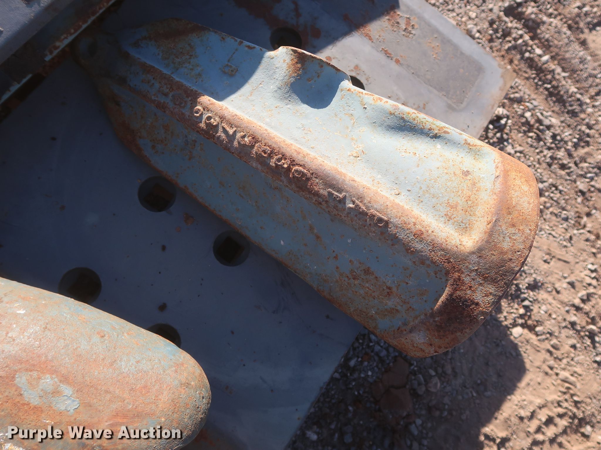 Volvo L220 wheel loader cutting edges in Edmond, OK | Item HK9662 sold ...