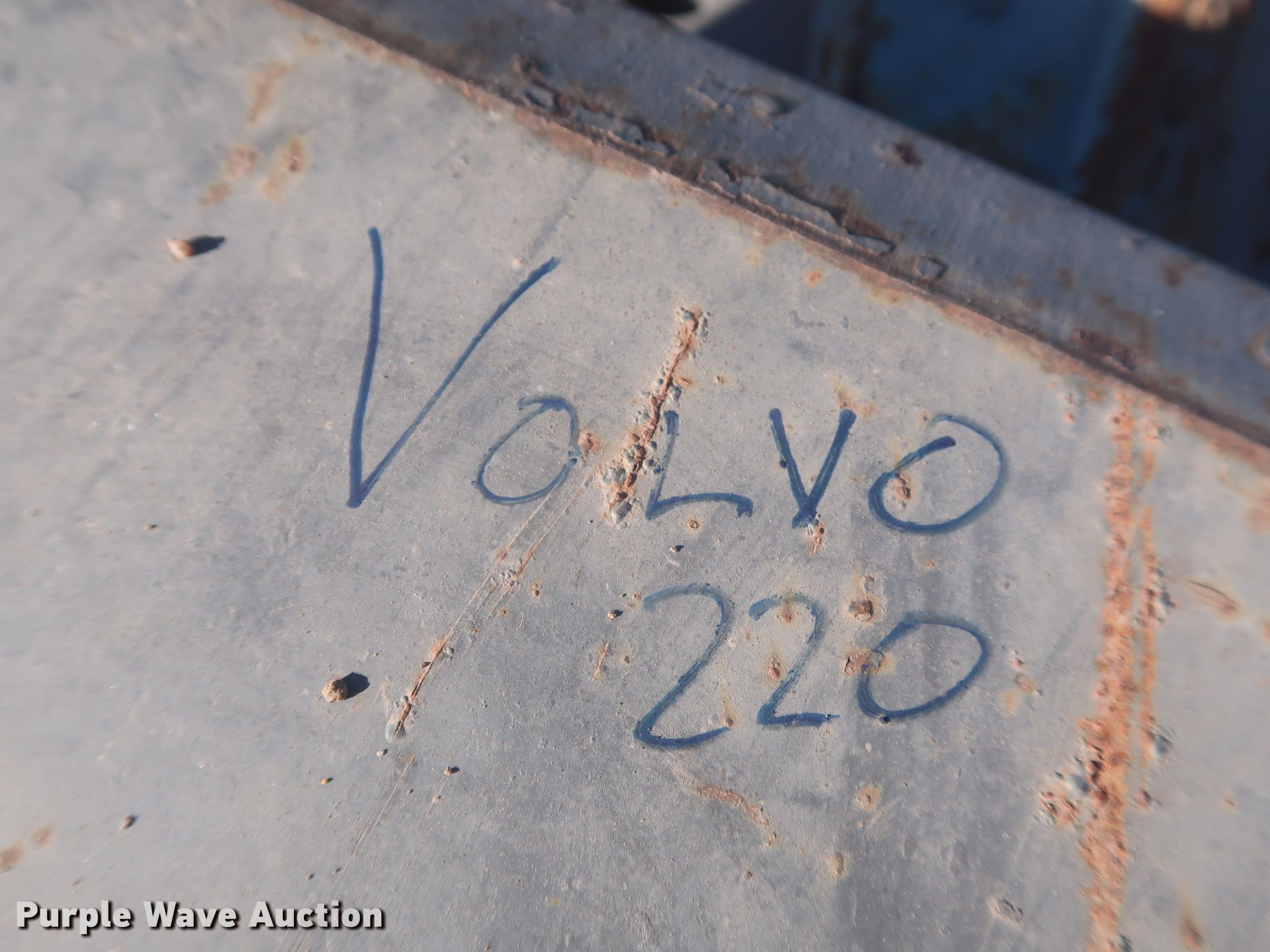 Volvo L220 wheel loader cutting edges in Edmond, OK | Item HK9662 sold ...