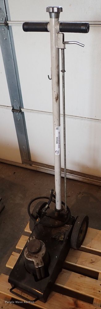 Omega floor jack in Hutchinson, KS | Item IM9006 sold | Purple Wave