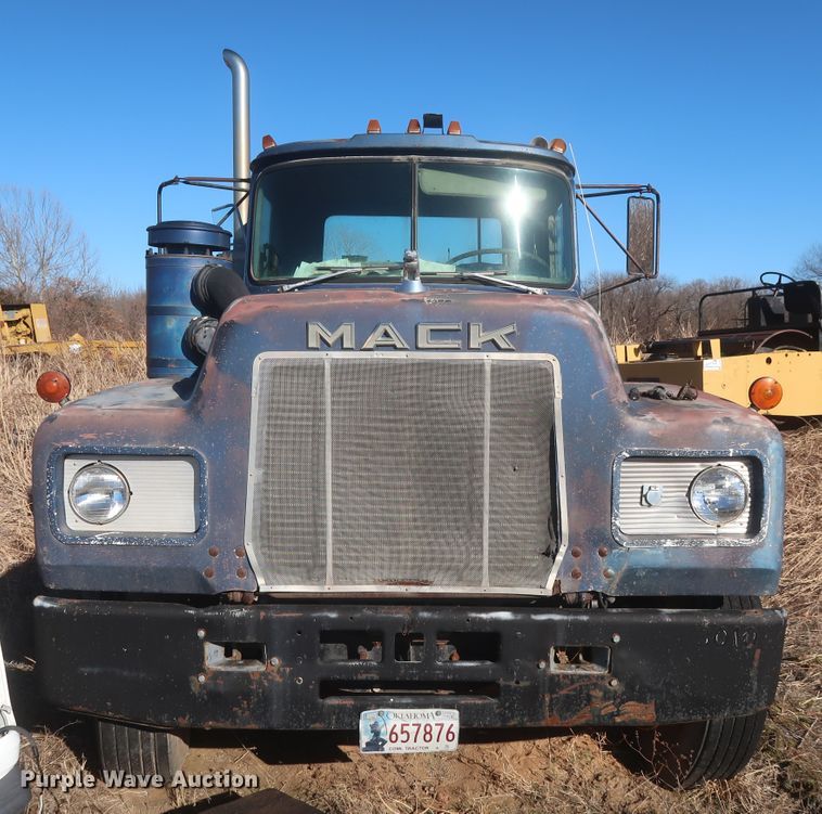 1981 Mack R686ST semi truck in Cushing, OK | Item DJ2317 sold | Purple Wave