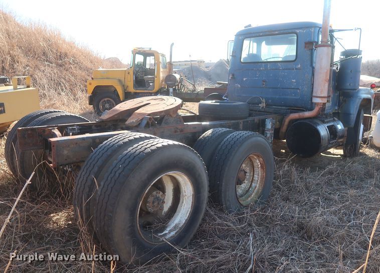 1981 Mack R686ST semi truck in Cushing, OK | Item DJ2317 sold | Purple Wave