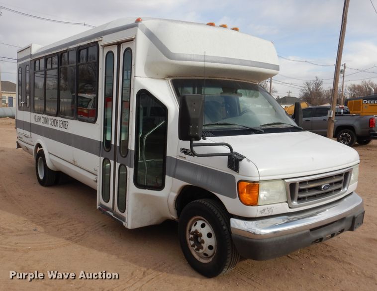 2004 Ford F450 shuttle bus in Lakin, KS | Item DJ4972 sold | Purple Wave