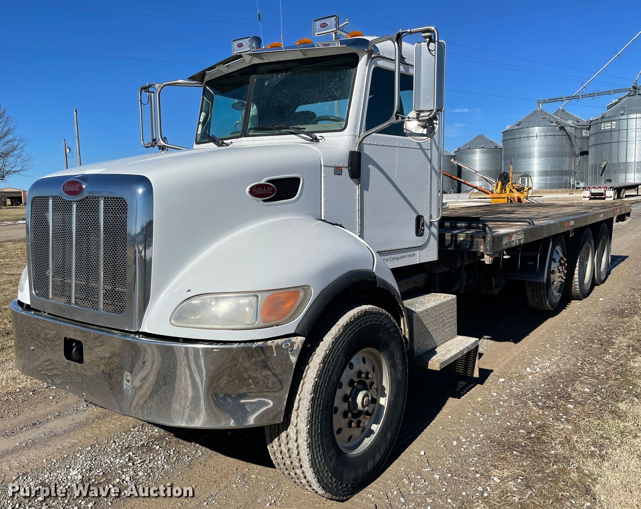 2006 Peterbilt 335 flatbed truck in Galena, KS | Item HX9820 sold ...