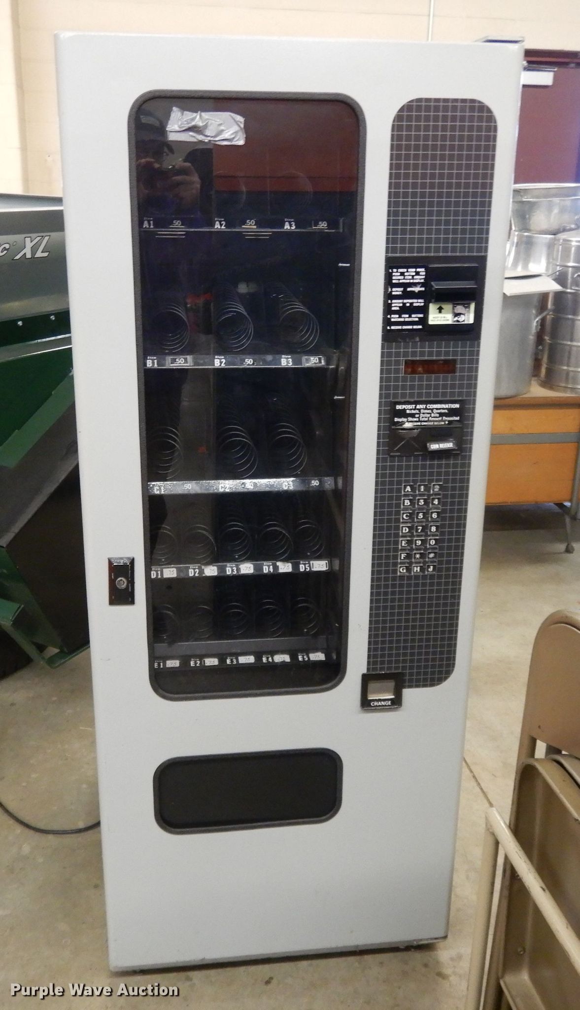 FSI 3039 vending machine in Louisburg, KS | Item GH9098 sold | Purple Wave