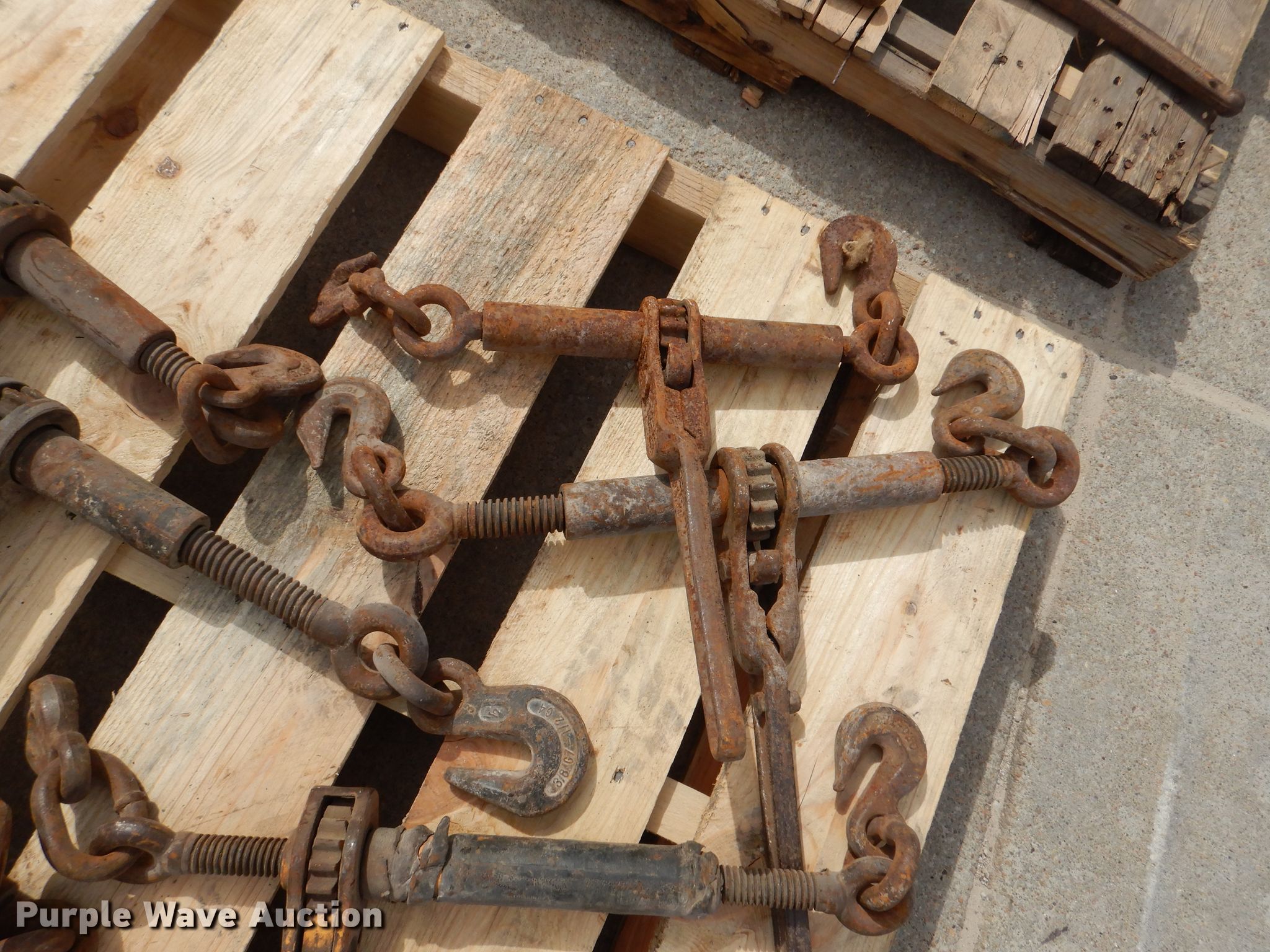 Chain booms in Alma, KS | Item DL4964 sold | Purple Wave