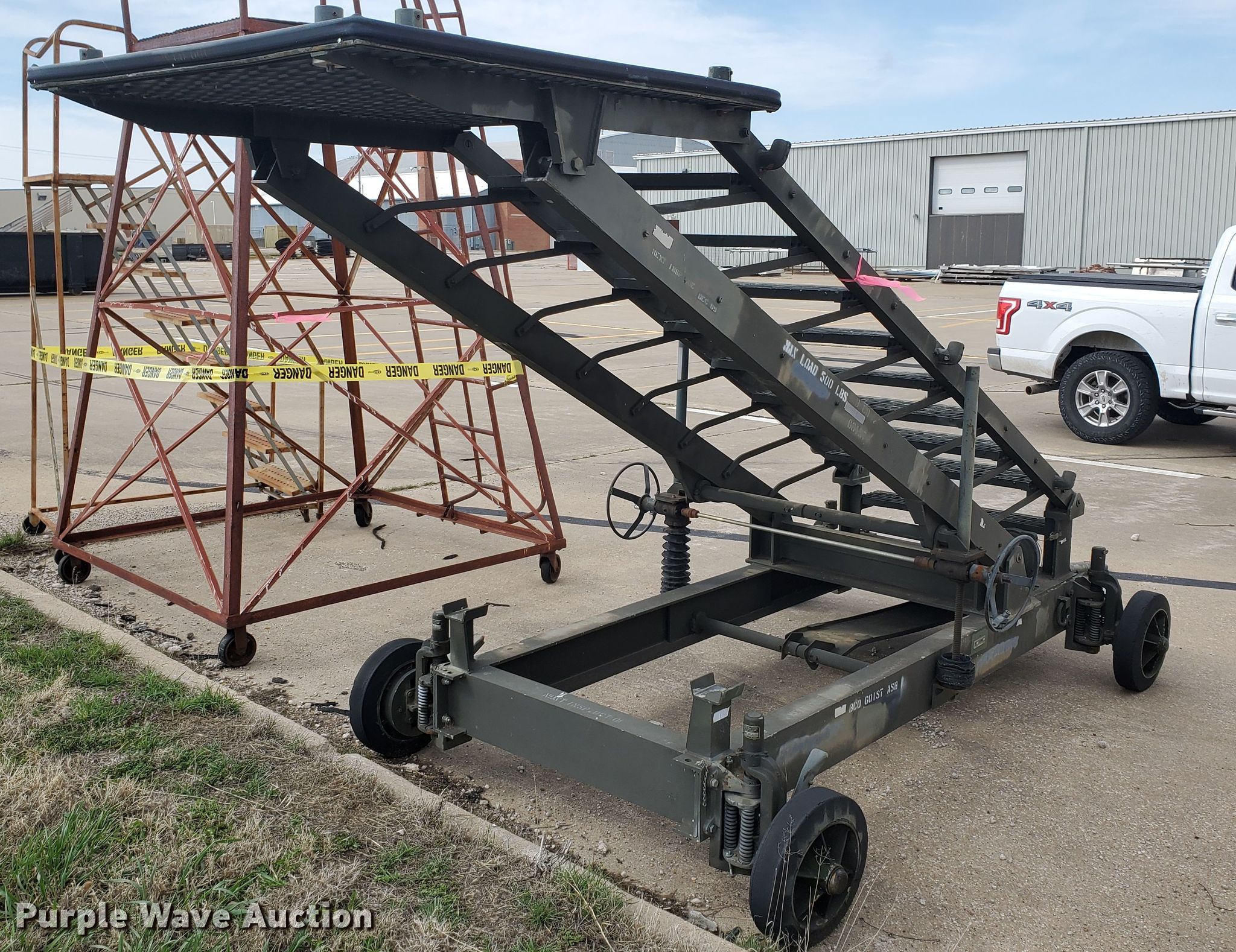 B-1 maintenance stand in Salina, KS | Item IL9067 sold | Purple Wave