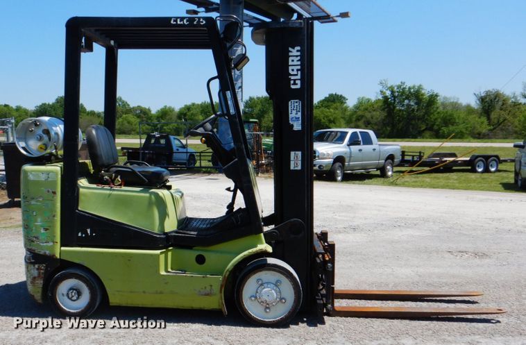Clark CGC25 forklift in Collinsville, OK | Item HX9240 sold | Purple Wave