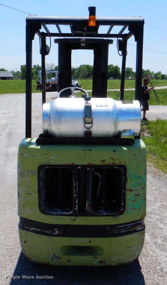 Clark CGC25 forklift in Collinsville, OK | Item HX9240 sold | Purple Wave