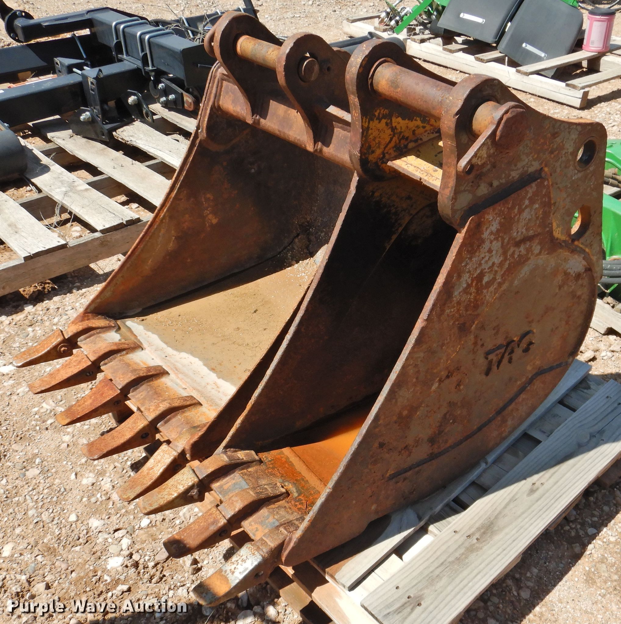(2) John Deere backhoe buckets in Dalhart, TX | Item HQ9275 sold ...